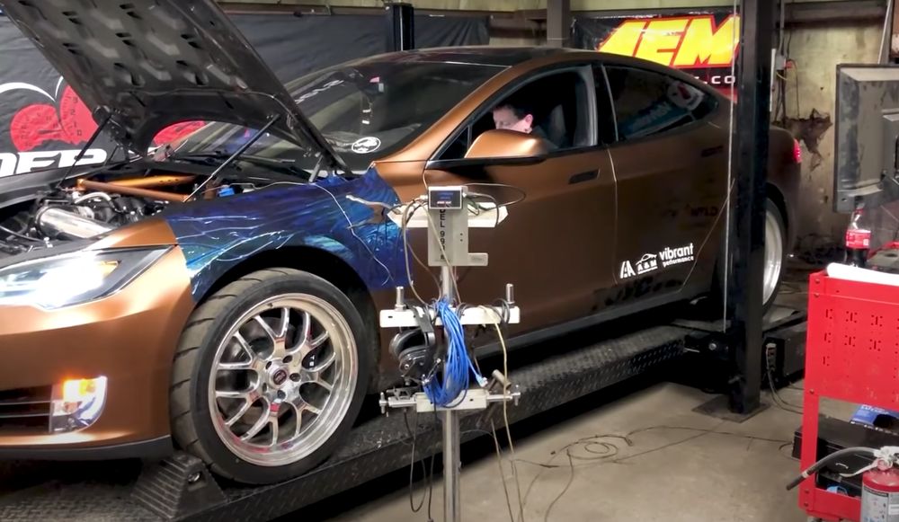 Tesla V8 на диното: генерира 444 коня на колелата и е с около 700 кг по ...