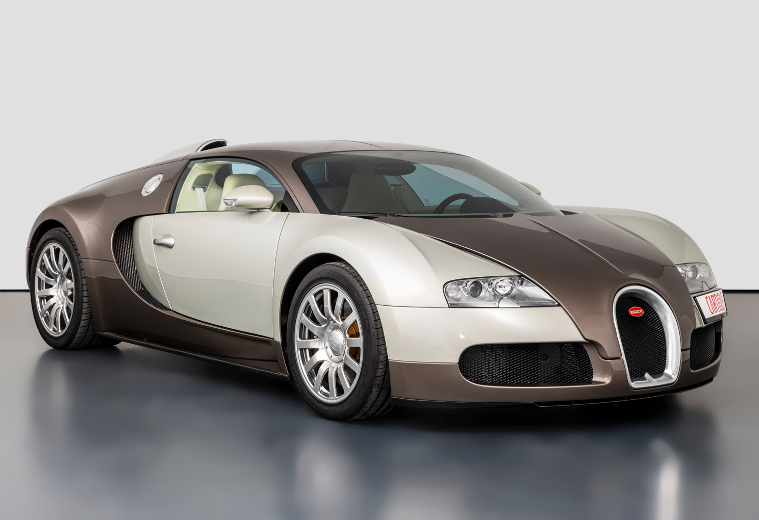 Tова Bugatti Veyron е на само 1700 км и се продава за 1 666 000 евро ...