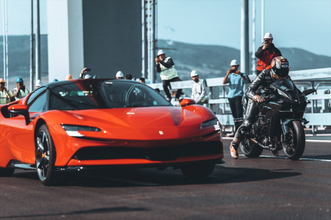 Kawasaki H2R срещу Ferrari SF90 по най-дългия висящ мост в света. Кой кого? Видео! | DizzyRiders ...