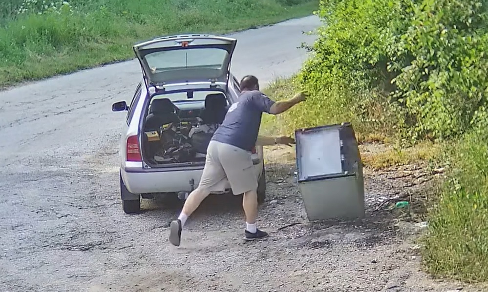 Така го правим в България: старите шкафове в комбито и директно на пътя | DizzyRiders.bg ...