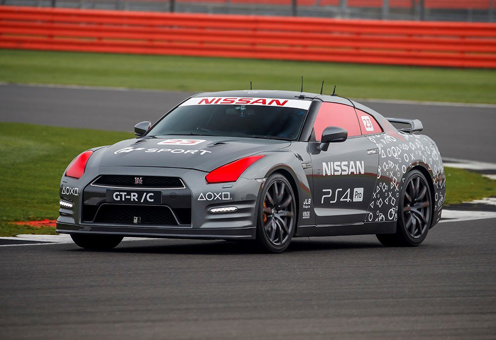 Nissan GT-R/C е истински GT-R, но с дистанционно управление. Видео ...