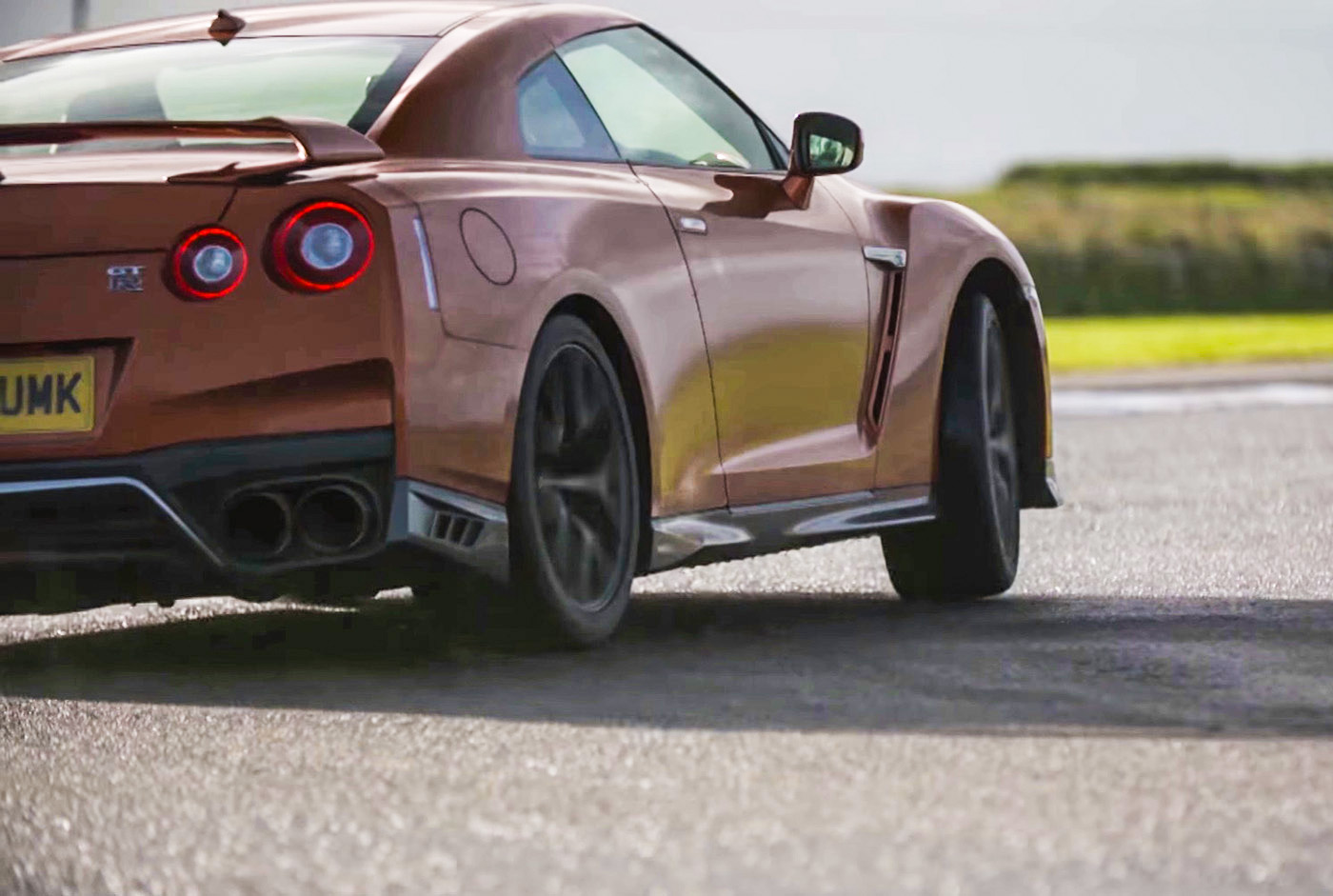 Така се кара 2017 Nissan GT-R. “Godzilla” е по-добра от всякога, макар ...