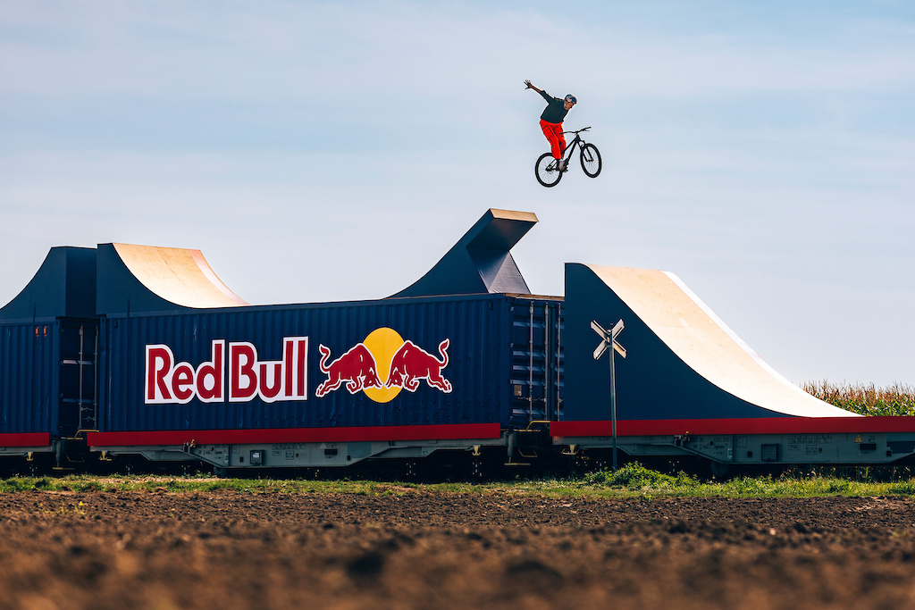 Колоездач кара върху движещ се влак! (Видео) | DizzyRiders.bg ...