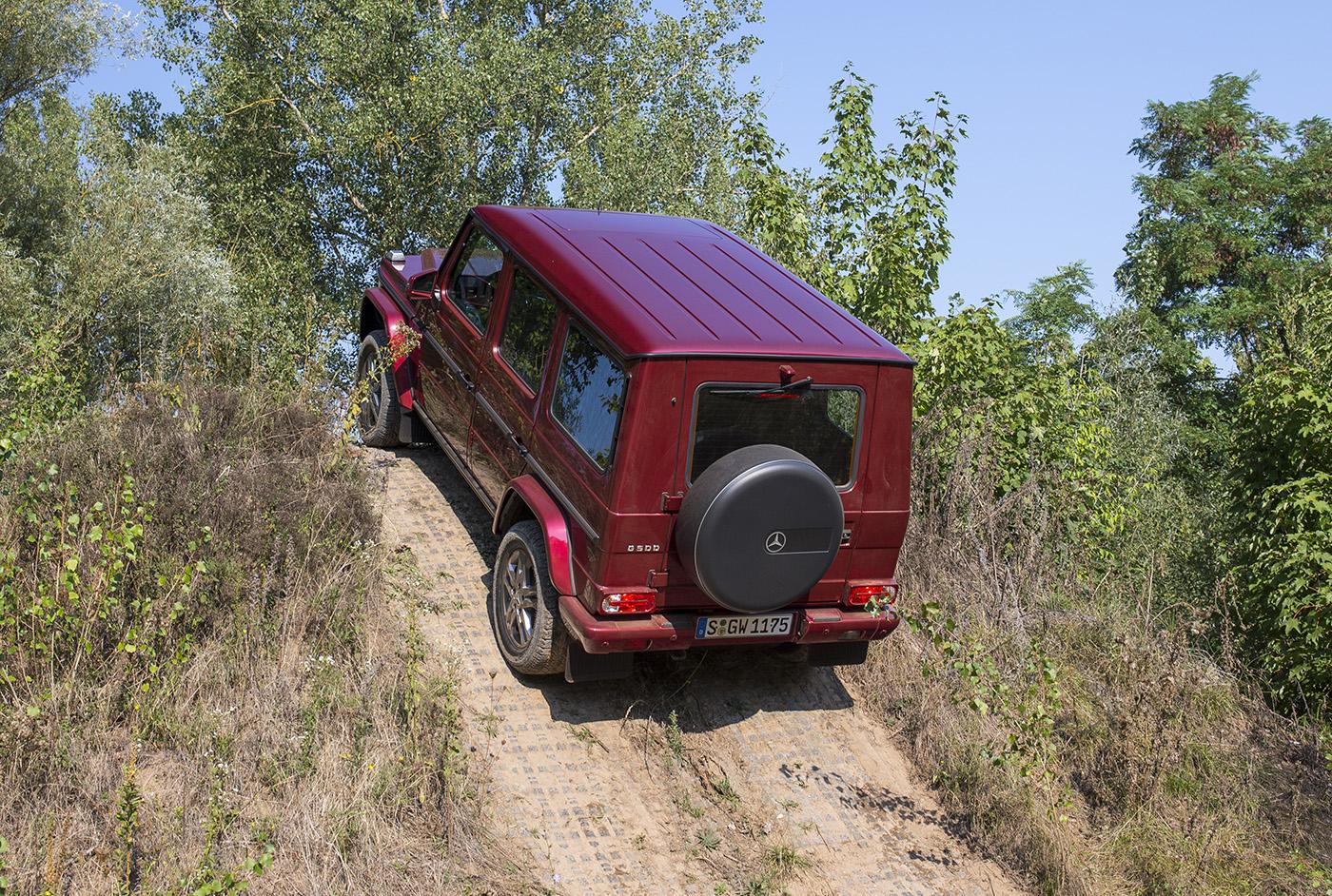 Защо LR Defender умря, а Mercedes-Benz G-Class продължава да живее ...