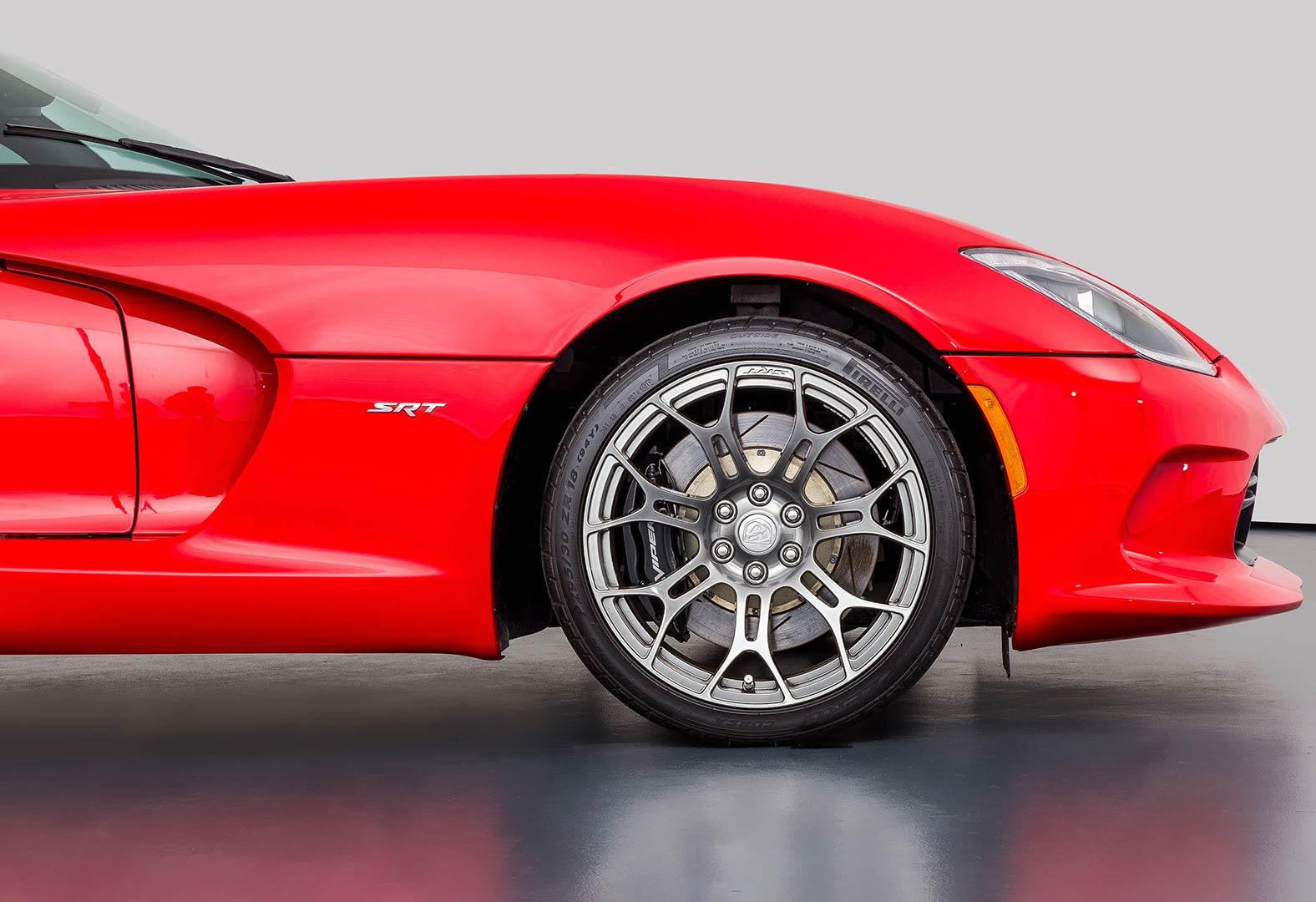 Този 2013 Dodge Viper GTS е с 650 к.с. и струва колкото чисто нова ...