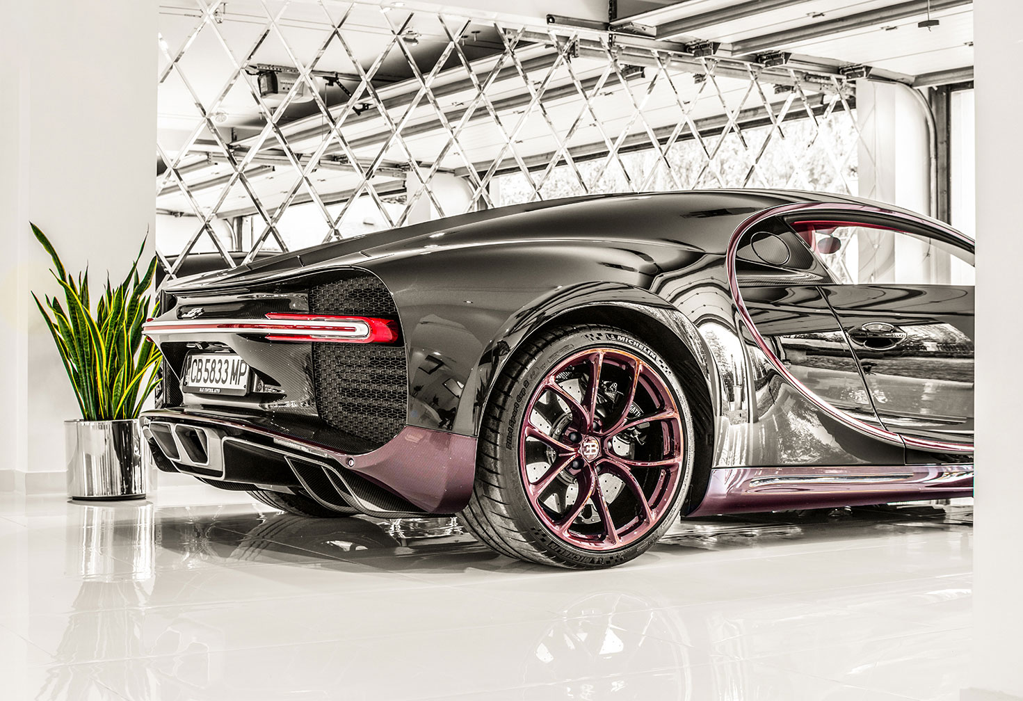 Bugatti Chiron, Ducati Panigale R и още 14 експоната в страхотна ...