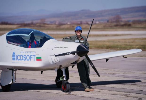 Най-младият пилот, обикалящ сам света, кацна край Радомир | DizzyRiders ...