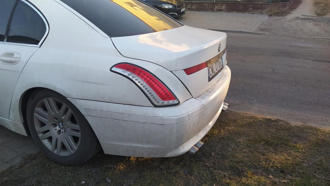 Какво ще кажете за това BMW Серия 7 E65 със стопове от… Lancia Delta ...