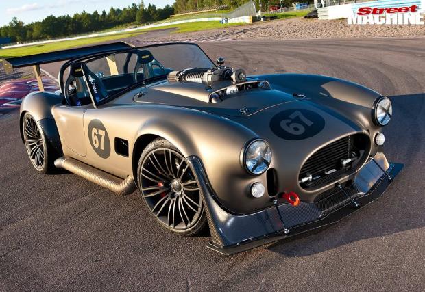 Това е AC Cobra с 6-литров V12 от Merc S 600. Мощна е 600 коня ...