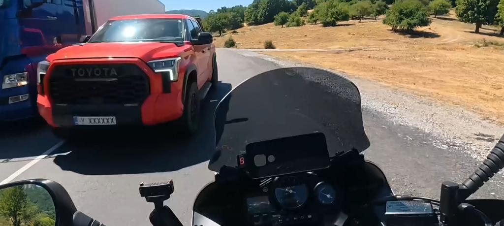 Видео: Toyota Tundra с номер Y XXXXX едва не убива моторист при неправилно изпреварване ...