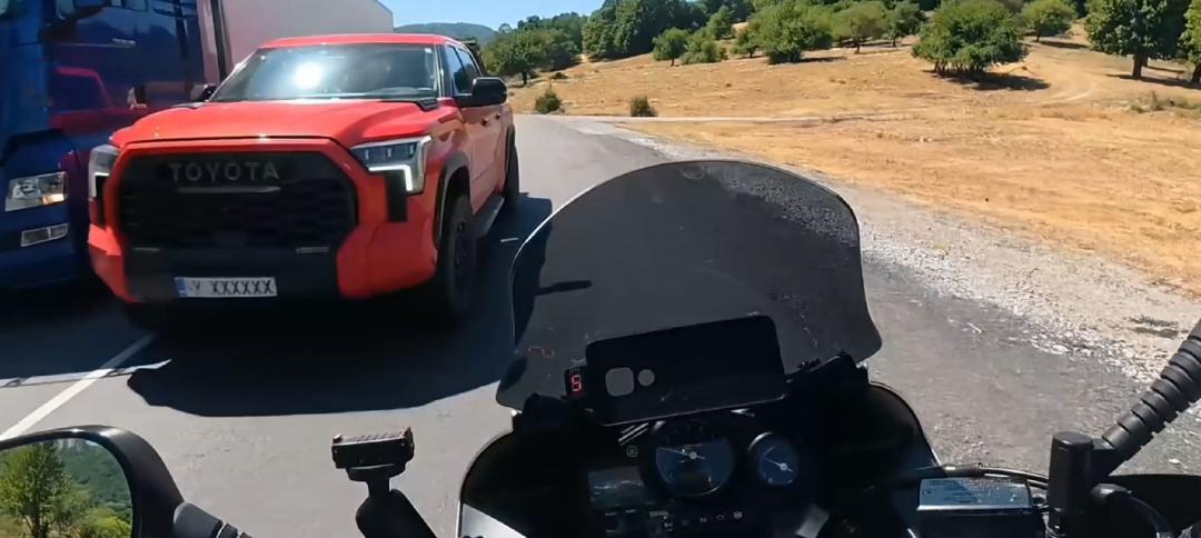 Видео: Toyota Tundra с номер Y XXXXX едва не убива моторист при неправилно изпреварване ...