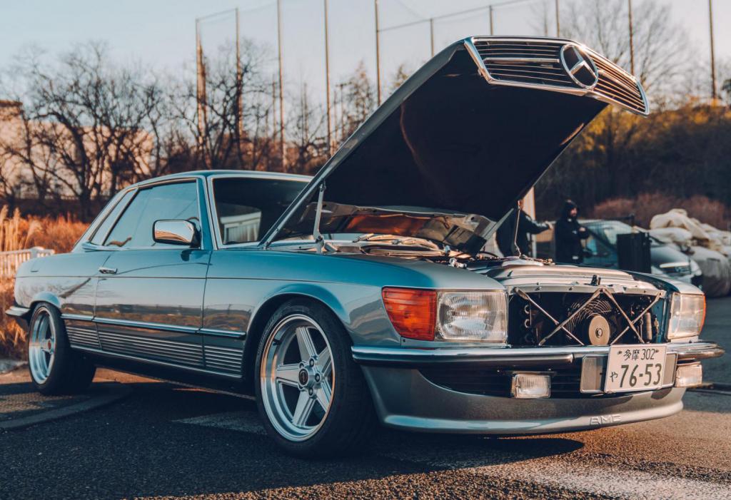 В този Merc 450 SLC работи мощен 450 коня 2JZ мотор от Supra ...