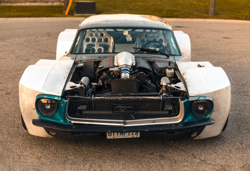 'Kyle Mustang' e супер широк 1967 Ford Mustang с 400 коня и мотор от ...