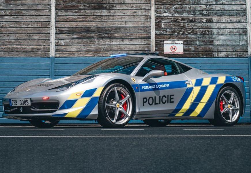 Чешките полицаи получиха и Ferrari 458 Italia | DizzyRiders.bg ...